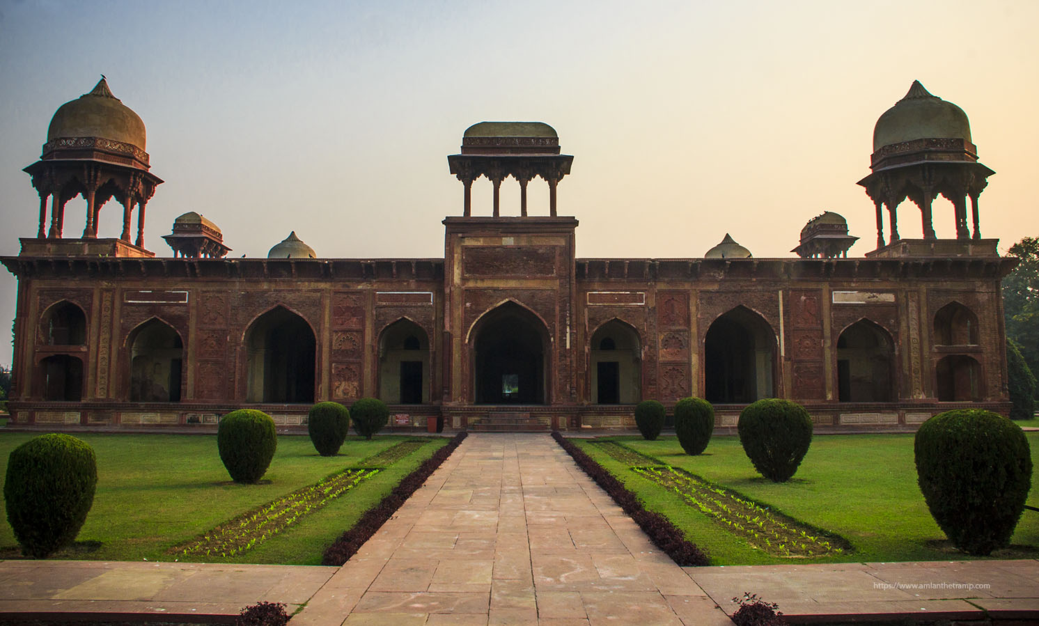 A late afternoon in Sikandra: The mausoleum of Akbar the great – The Tramp