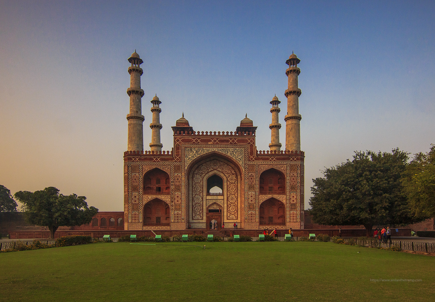 A late afternoon in Sikandra: The mausoleum of Akbar the great – The Tramp